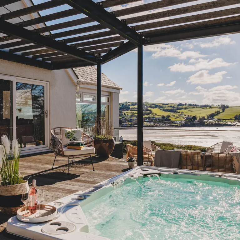 The Curlews - on Estuary With Hydrotherapy spa | Exploreo