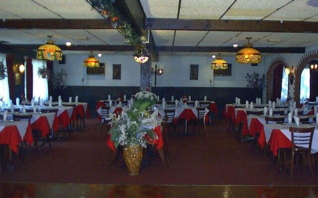 Crystal Brook Resort & Mountain Brauhaus in Cairo — Book now on ...