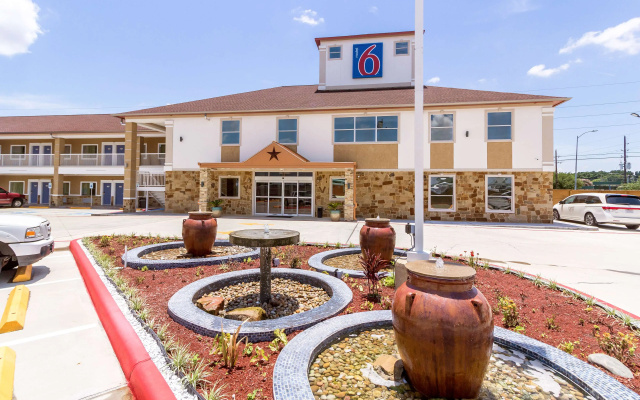 Motel 6 Houston, TX - North in Houston — Book now on ZenHotels.com