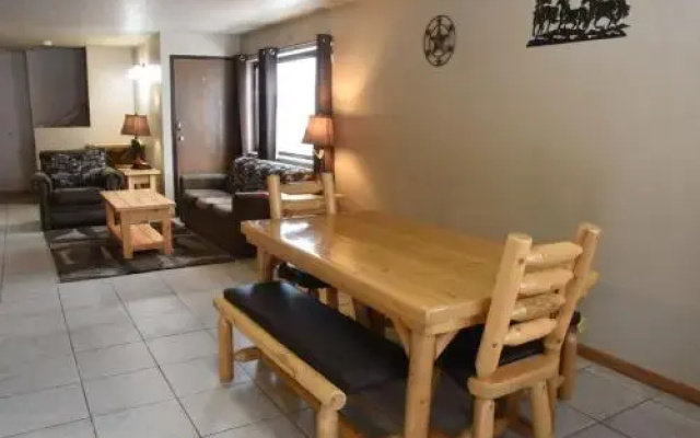 Woodside Dells Hotel in Wisconsin Dells — Book now on ZenHotels.com