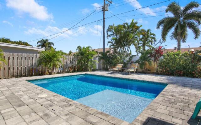 Inlet House, heated pool and hot tub, walk to local beach in North Palm ...