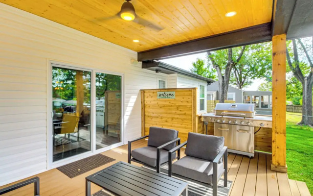 Stylish & Modern Lenexa Haven w/ Fire Pit & Deck! in Lenexa — Book now ...