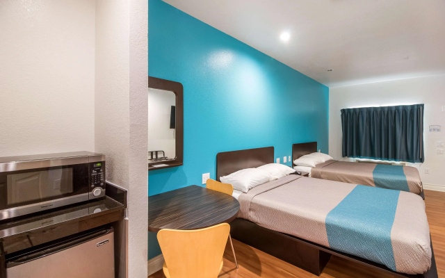 Motel 6 Houston, TX - North in Houston — Book now on ZenHotels.com