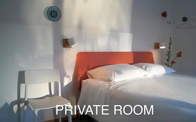 Room With A Few 1* in Amsterdam reviews, room photos and prices – book ...