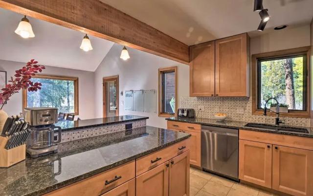 Cozy Blue River Cabin w/ Treehouse: 6 Mi to Skiing 3* в Брекенридже ...