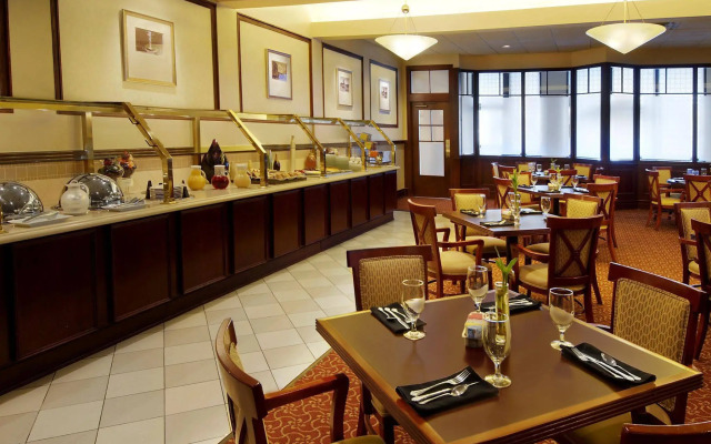 Hilton Indianapolis North in Indianapolis — Book now on ZenHotels.com