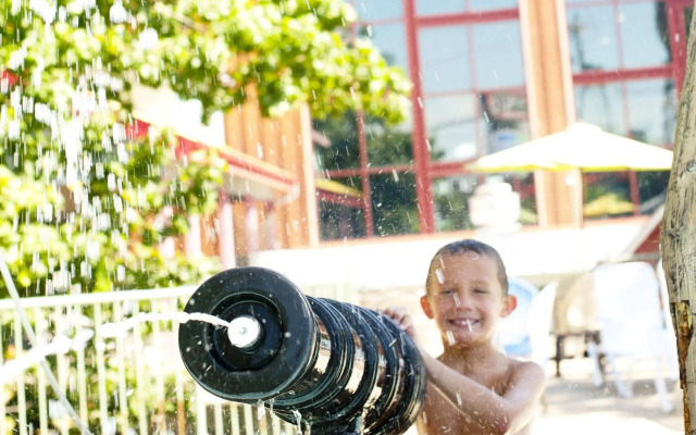 Grand Country Waterpark Resort in Branson — Book now on ZenHotels.com