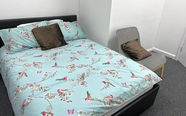 MJ - Entire Serviced apartment for 6 Guests - Next to Tube station ...