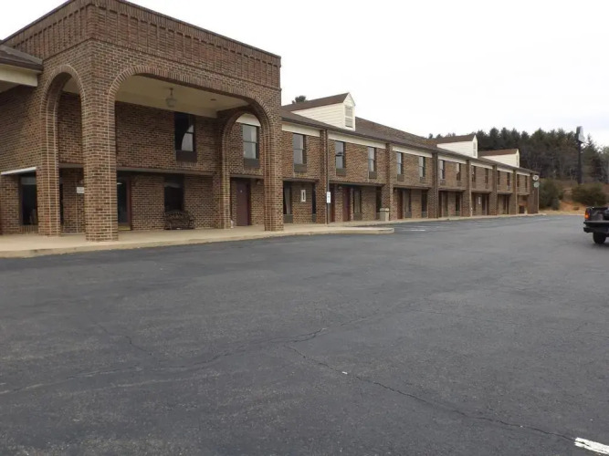 Econo Lodge Near The Blue Ridge Parkway I-77 - Galax, VA