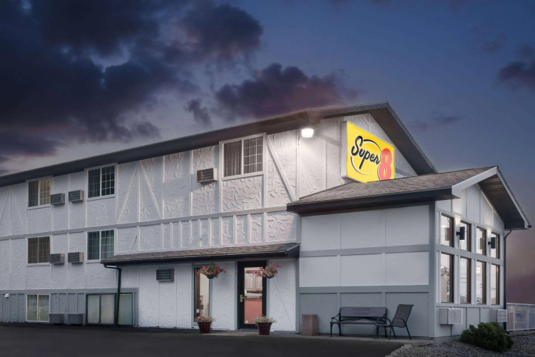 Super 8 By Wyndham Winona Mn - Pickwick, MN