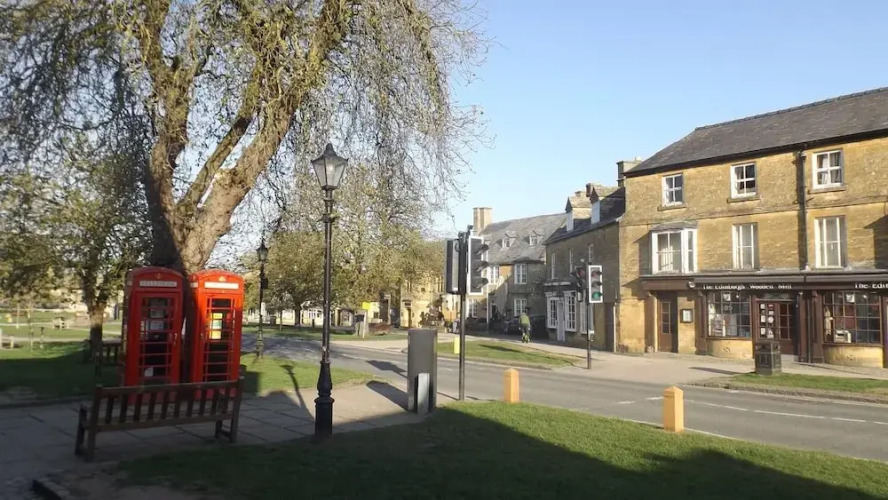 Hand Built Log Cabin At Avonvale Holiday Lodges - Cotswolds