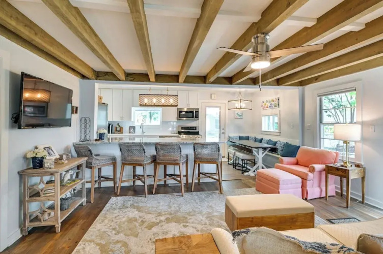 Chic Historic Myrtle Beach Cottage: Steps To Beach - Myrtle Beach, SC