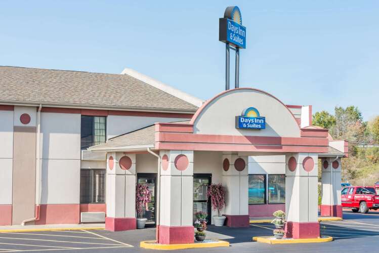 Days Inn & Suites By Wyndham Youngstown / Girard Ohio - Youngstown, OH