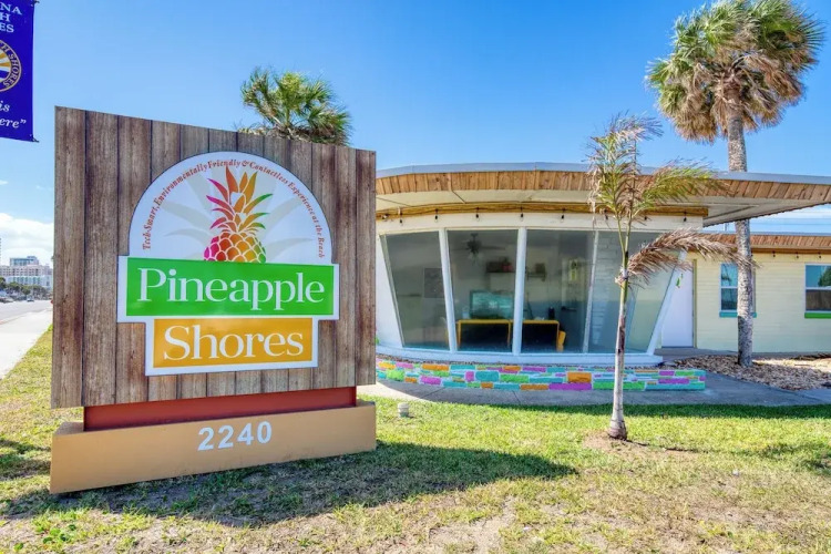 Pineapple Shores Retro Inn - Daytona Beach Shores, FL