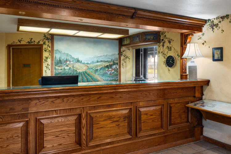 Red Lion Inn & Suites Lemoore - Lemoore, CA