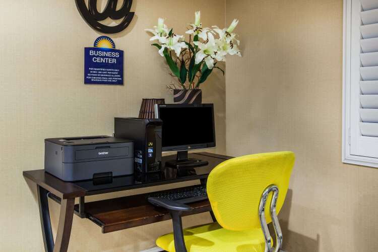 Days Inn & Suites By Wyndham Antioch - Pittsburg, CA