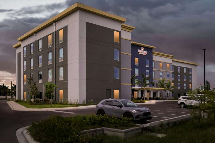 Hometowne Studios By Red Roof Fort Myers - Fort Myers, FL