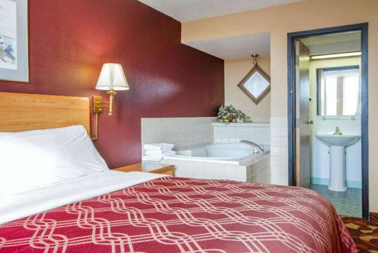 Howard Johnson-sheboygan - Sheboygan, WI