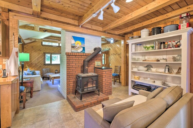 Boothbay Harbor Cabin W/ Spacious Deck & Yard! - Boothbay Harbor, ME