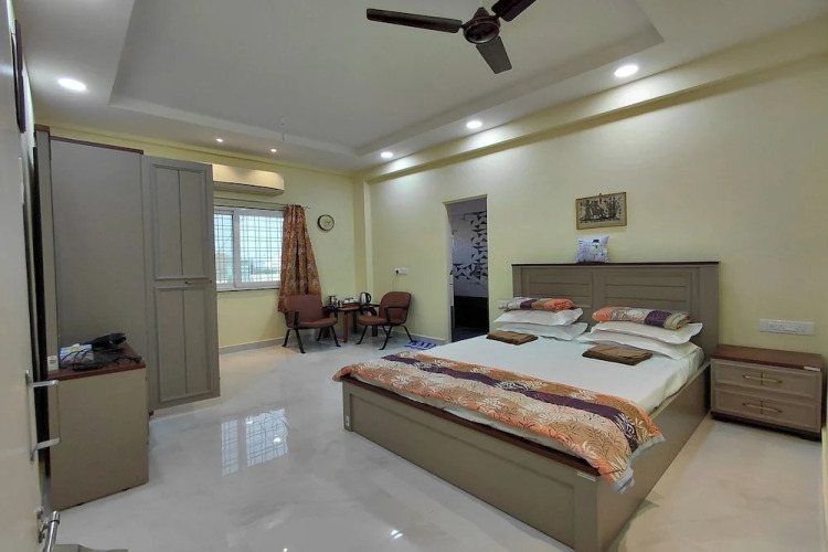 V & U Homestay Sadar - Nagpur