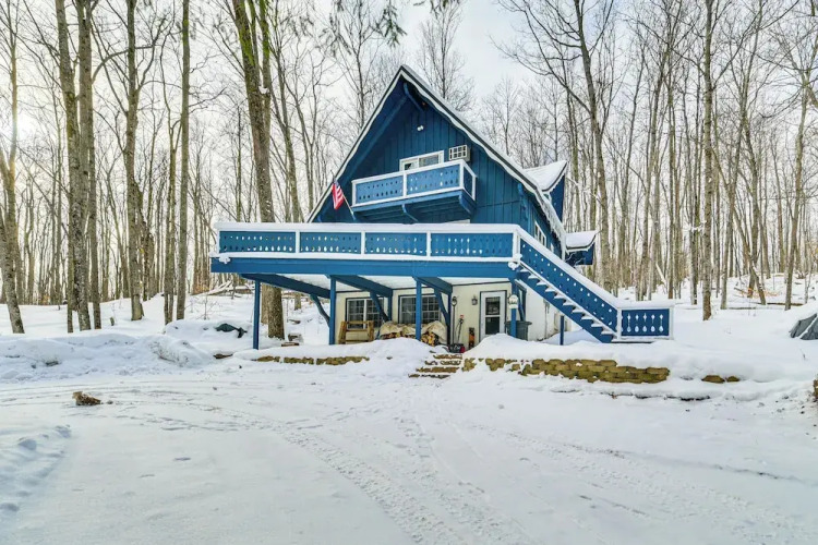 2 Mi To Schuss Mountain: Cozy Cabin W/ Deck - Torch Lake, MI