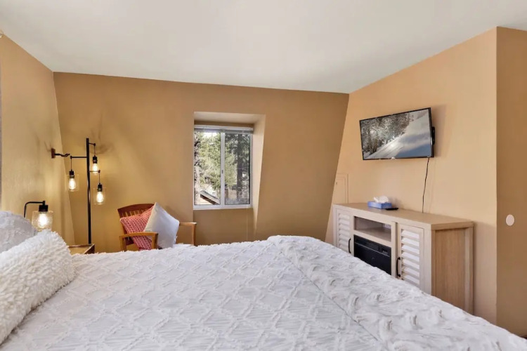 Pinewood Inn #2093 - Sugarloaf, CA