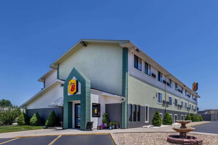Super 8 By Wyndham Kansas City At Barry Road/airport - Parkville, MO
