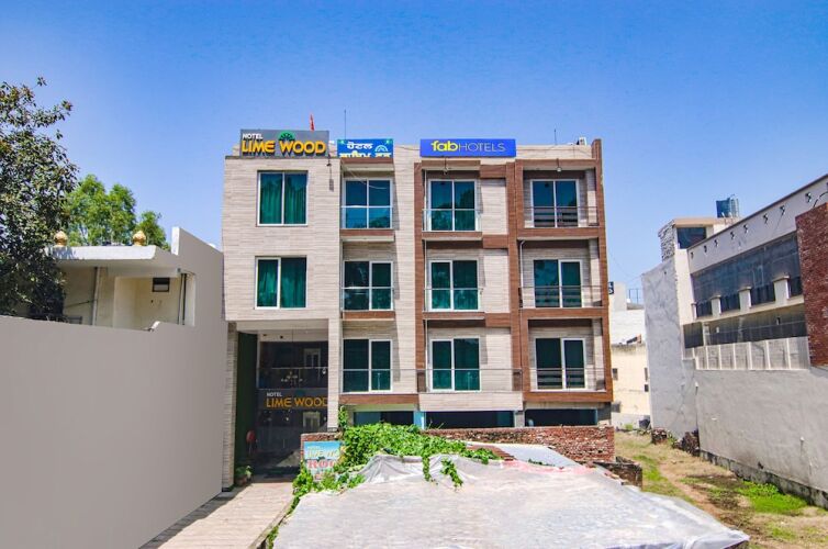 Fabhotel Lime Wood - Chandigarh
