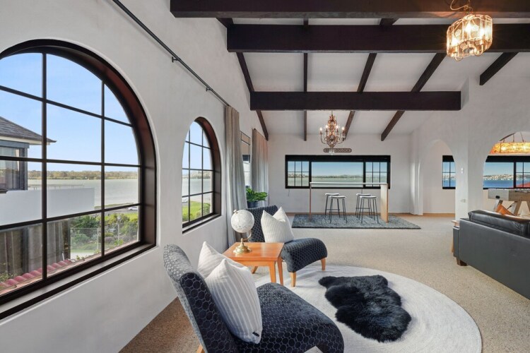 Magnificent Beachfront Mansion - Pool - Auckland