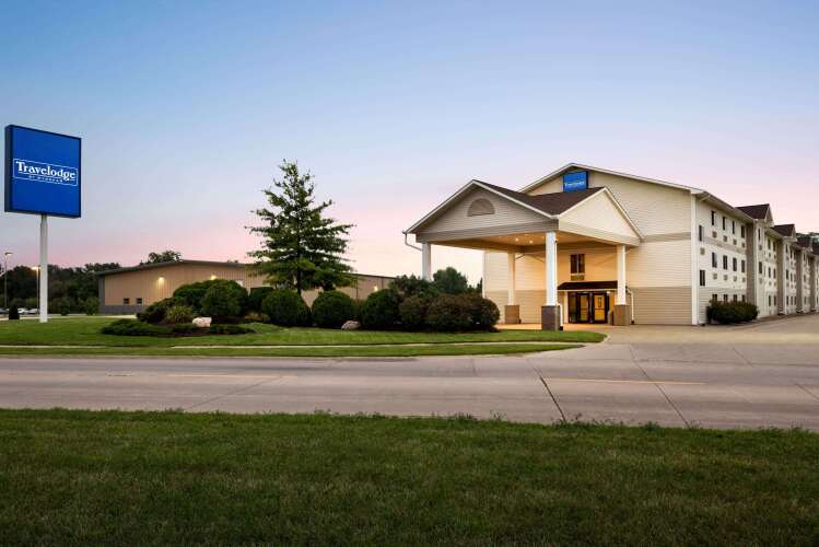 Travelodge By Wyndham Clinton Valley West Court - Clinton, IA