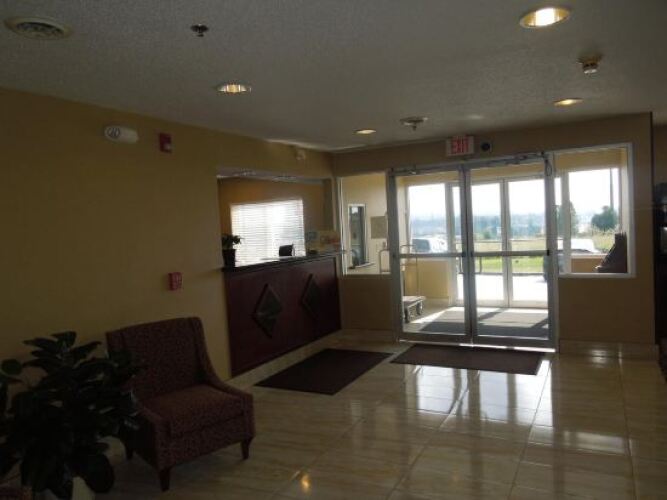 Super 8 By Wyndham Seville - Medina, OH