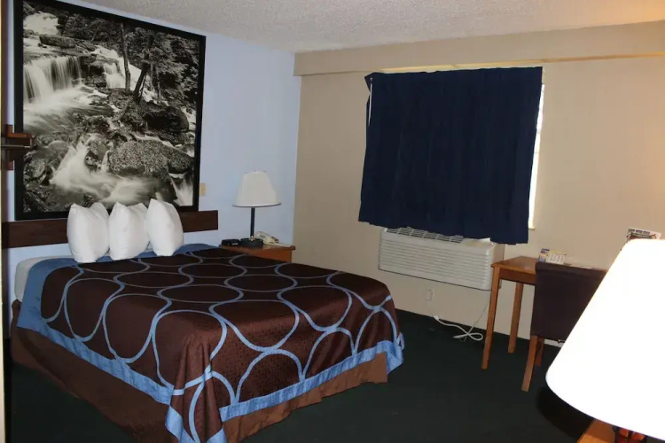 Super 8 Stroudsburg - Stroudsburg, PA