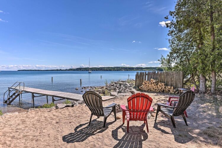 Rustic Suttons Bay Cottage: Shared Dock & Fire Pit - Suttons Bay, MI