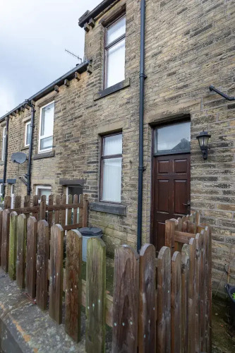 Haworth Village House - Sleeps 6, Parking & Pets! - Haworth