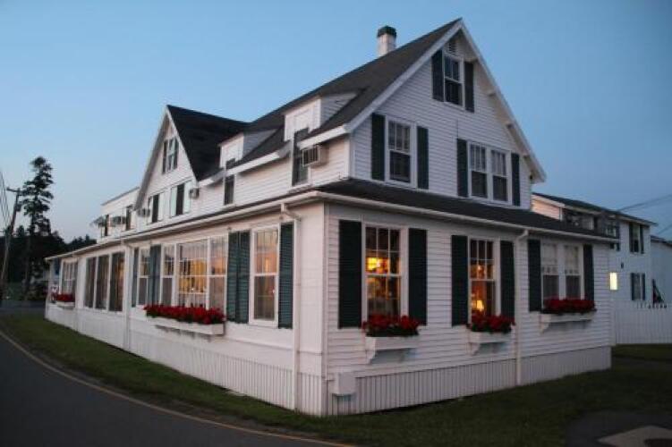 Bluebird Ocean Point Inn - Boothbay Harbor, ME