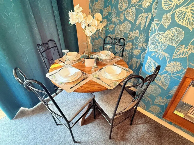 Homey 4 Bedroom House For Large Groups - Coventry