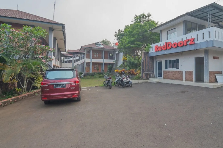 Reddoorz Plus @ Lodaya Gunung Geulis Puncak - Bogor