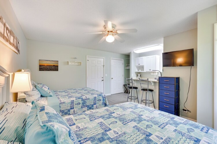 Southport Resort Condo W/ Deck & Pool Access - Oak Island, NC