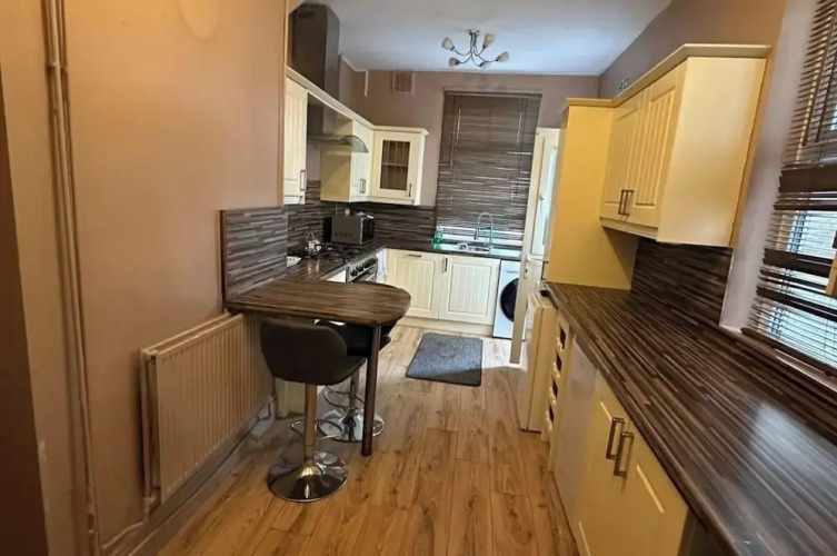 4 Bed House - Sleeps 10 - Garden - Parking - Wifi - Doncaster
