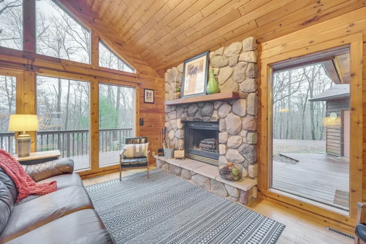 Cozy Wisconsin Cabin W/ Deck, Kayaks & Lake Views! - Hayward, WI