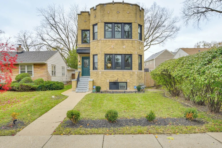 Family Apartment W/ Deck + Yard Near Northwestern - Evanston, IL