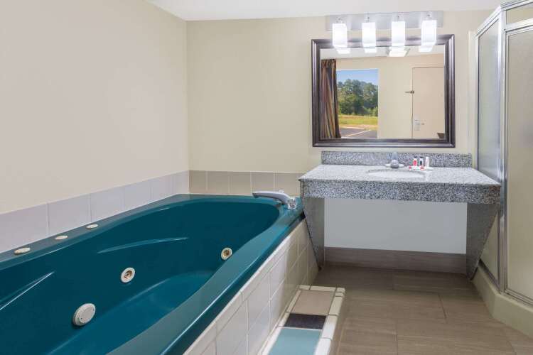 Days Inn By Wyndham Newberry - Newberry, SC