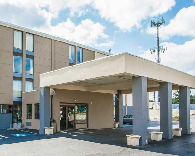Econo Lodge Inn & Suites Outlet Village - Reading, PA