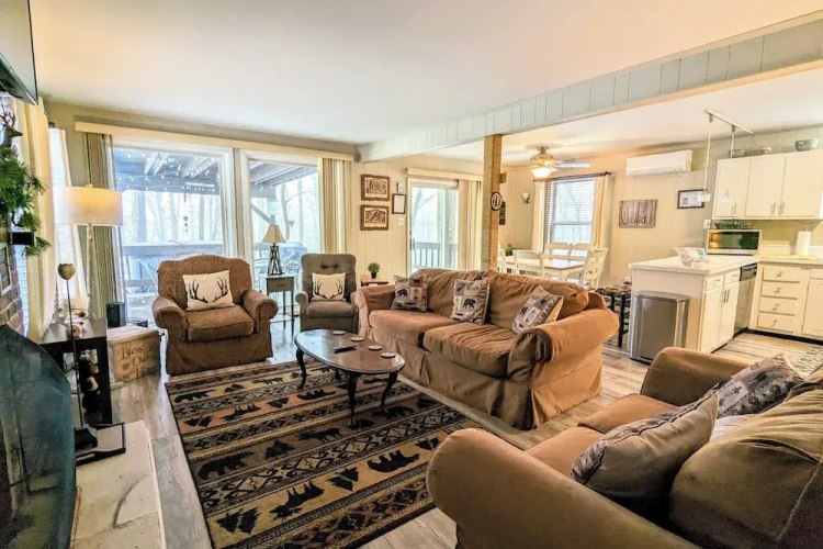 Harmony Cottage By Avantstay Lake Access, Hot Tub, Fire Pit, & Game Room - Lake Harmony, PA