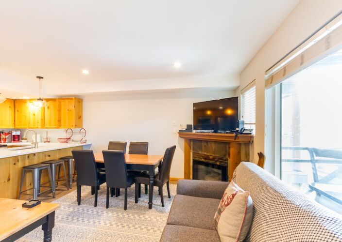 Fabulous Location Private Hot Tub, No Car Needed, Sleeps 8 - Whistler