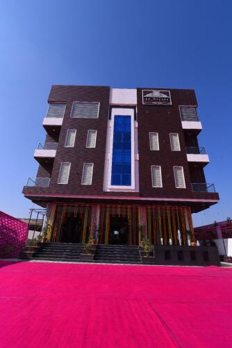 Hotel Le Grande - Chomu