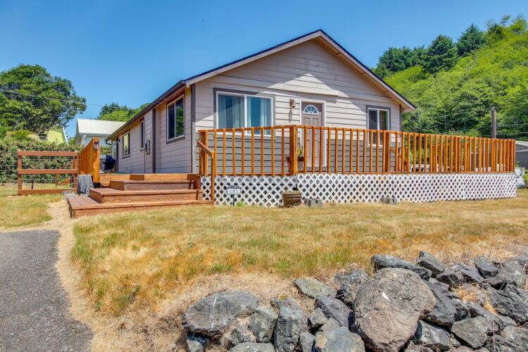Winchester Bay Vacation Rental Near Dunes & Atv! - Umpqua Lighthouse State Park, Reedsport