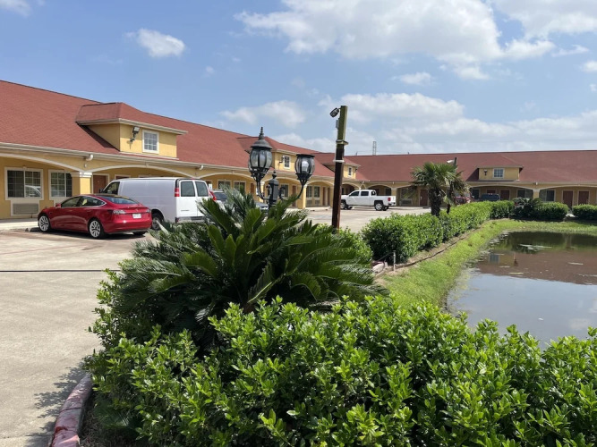 Deluxe Inn & Suites - Deer Park, TX