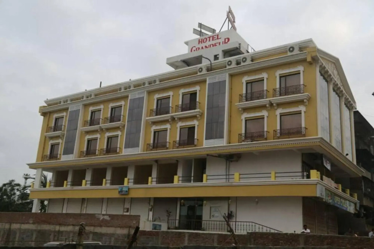 Hotel Grandeur - Valsad