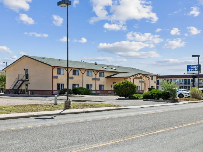 Luxury Inn - Cheyenne, WY